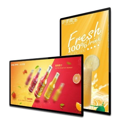 La mosaïque examine l'affichage de publicité fixé au mur